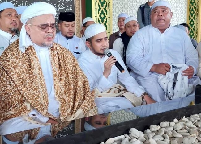 Didampingi Habib Hanif, Habib Rizieq Berziarah ke Makam KH Abdul Rasyid ...