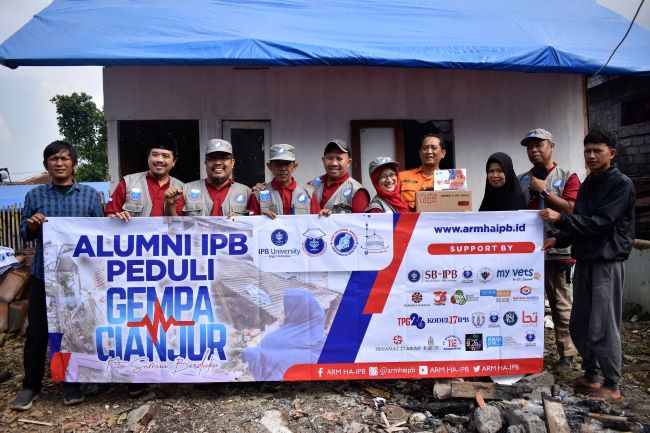 ARM HA-IPB Serahterimakan Dua Sumur Bor dan Puluhan Huntara di Cianjur ...