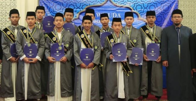 Gelar Wisuda Ketiga, Pesantren Ibnu Jauzi Cetak Puluhan Hafiz Al-Qur'an – SUARAISLAM.ID