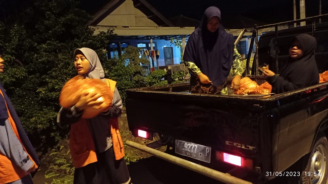 Lima Santriwati Ponpes eLKISI Mojokerto Bantu Pembagian Sembako di Dua ...