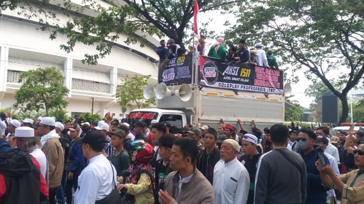 Ribuan Massa Tolak Konser Coldplay, Aparat Jamin Tak Akan Ada Simbol ...