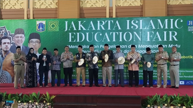 JIEF 2024 Resmi Dibuka, Sesi Pertama Hadirkan Kiai Hamid Fahmy Zarkasyi ...
