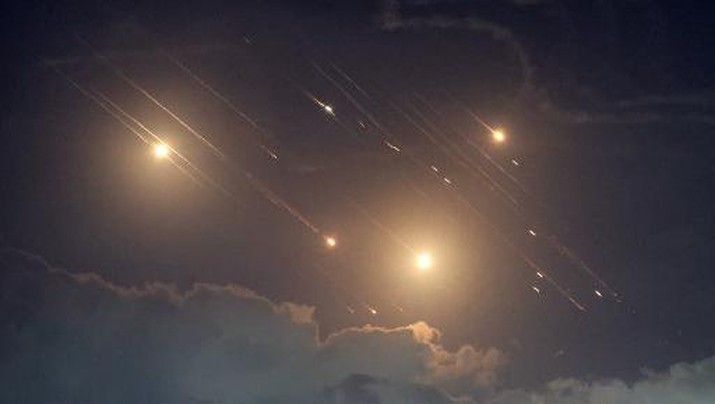 Iran Tembakkan Ratusan Rudal, Sirene Peringatan Terdengar di Seluruh ...