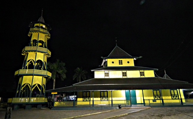 Masjid Shiratal Mustaqim: Jalan yang Lurus di Tepian Mahakam Samarinda ...