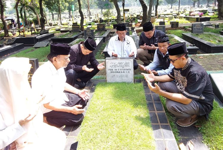 Pengurus Partai Masyumi Ziarahi Makam Tokoh-Tokoh Pejuang Pendiri NKRI ...