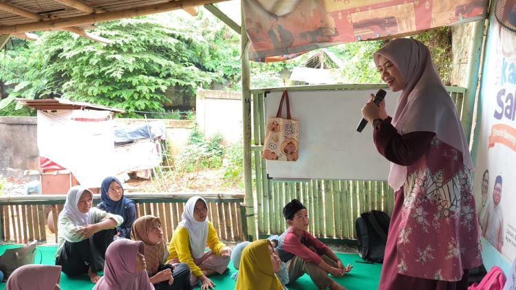 Bakrie Amanah Bina Anak Penerima Beasiswa di Kampung Pemulung Pinang ...